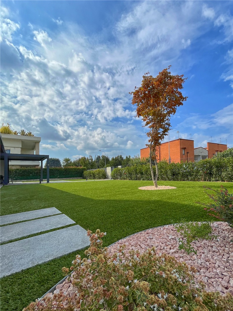 Prato sintetico giardino con vialetto