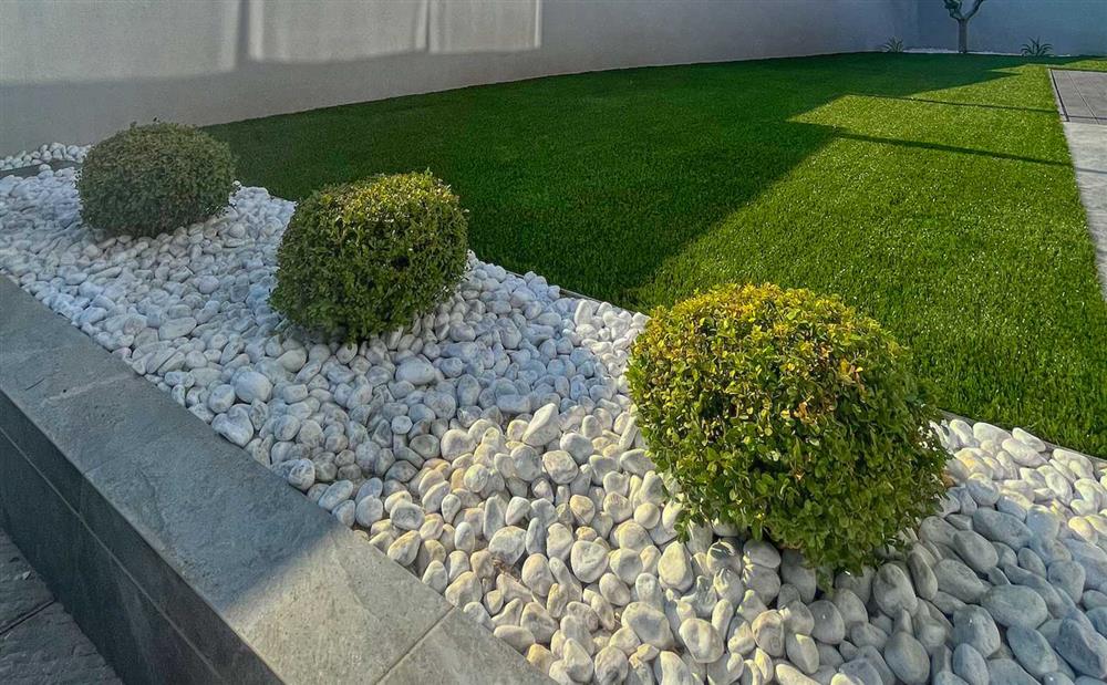 Prato sintetico giardino con vialetto